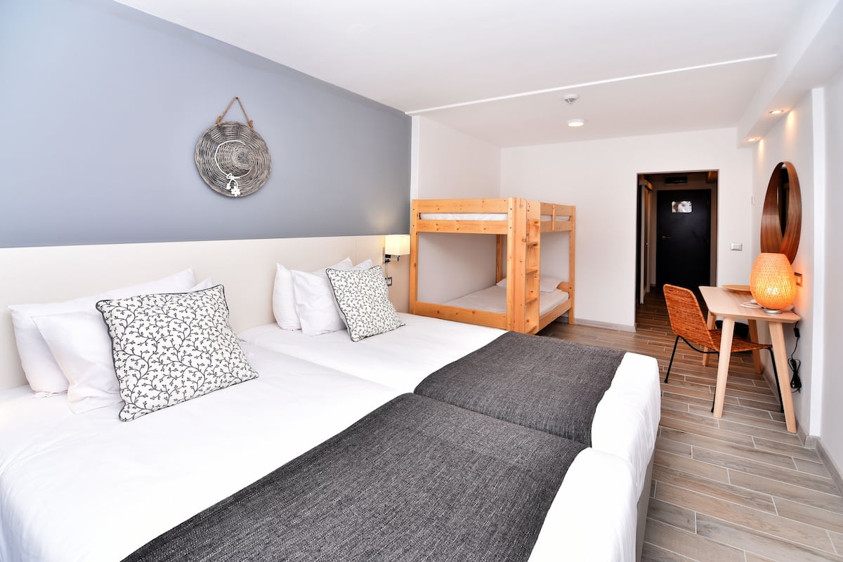 Quarto Familiar | Minibar, cofre no quarto, secretária, Wi-fi grátis 