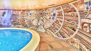 Piscina interior, piscina exterior sazonal, espreguiçadeiras 