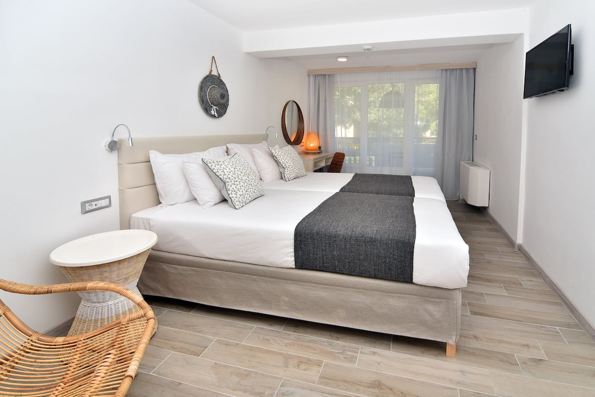 Quarto Duplo Standard, varanda | Minibar, cofre no quarto, secretária, Wi-fi grátis 