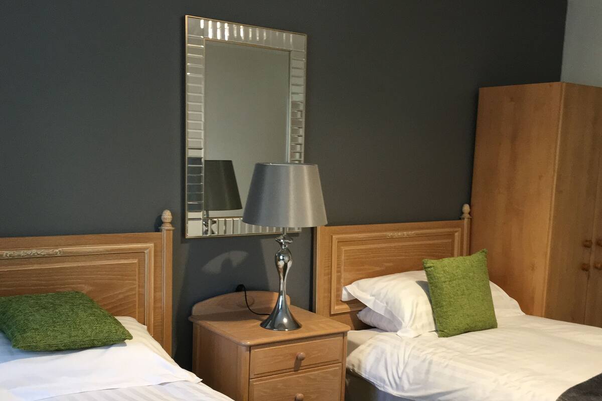 Quarto duplo standard | Ferros/tábuas de passar roupa, individualmente decorados, roupa de cama
