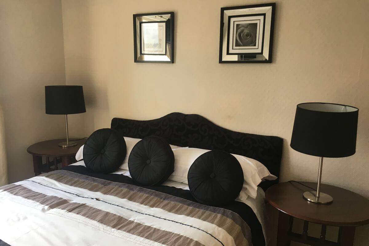 Quarto casal standard | Ferros/tábuas de passar roupa, individualmente decorados, roupa de cama
