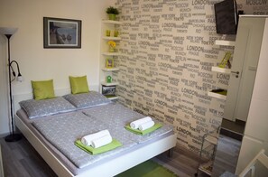 Suíte estúdio, 1 cama Queen, cozinha americana, vista para o pátio | Cortinas blackout, ferros/tábuas de passar roupa, Wi-Fi de cortesia