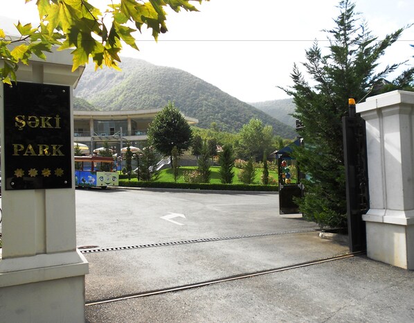 Placa de Soki Park com vista para um edifício e montanhas ao fundo.