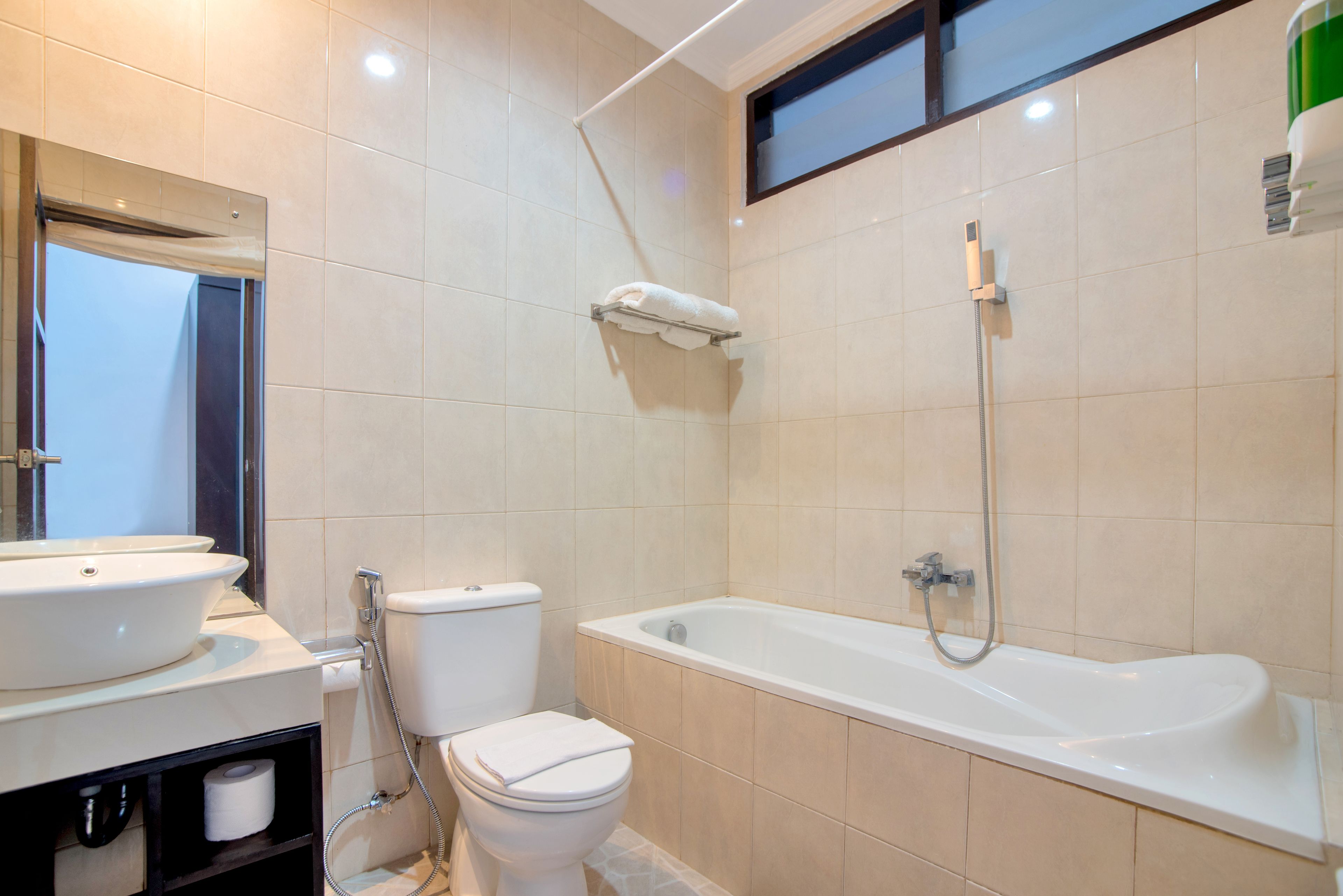 Uma casa de banho moderna com lavatório, sanita e banheira.