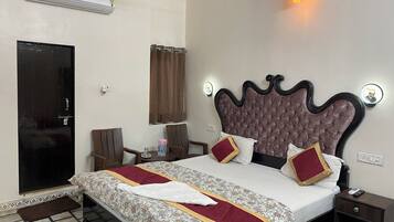 Quarto Deluxe | Cortinas/cortinados opacos, Wi-fi grátis, roupa de cama fornecida