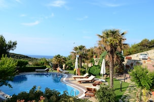 Piscina externa, espreguiçadeiras