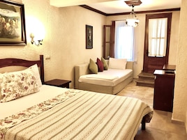 Quarto triplo standard | Roupas de cama premium, frigobar, individualmente decorados