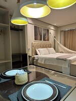 Suíte executiva, 1 cama King, para não fumantes | Escrivaninha, espaço de trabalho para notebook