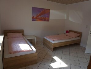 Roupas de cama premium, cortinas blackout, ferros/tábuas de passar roupa