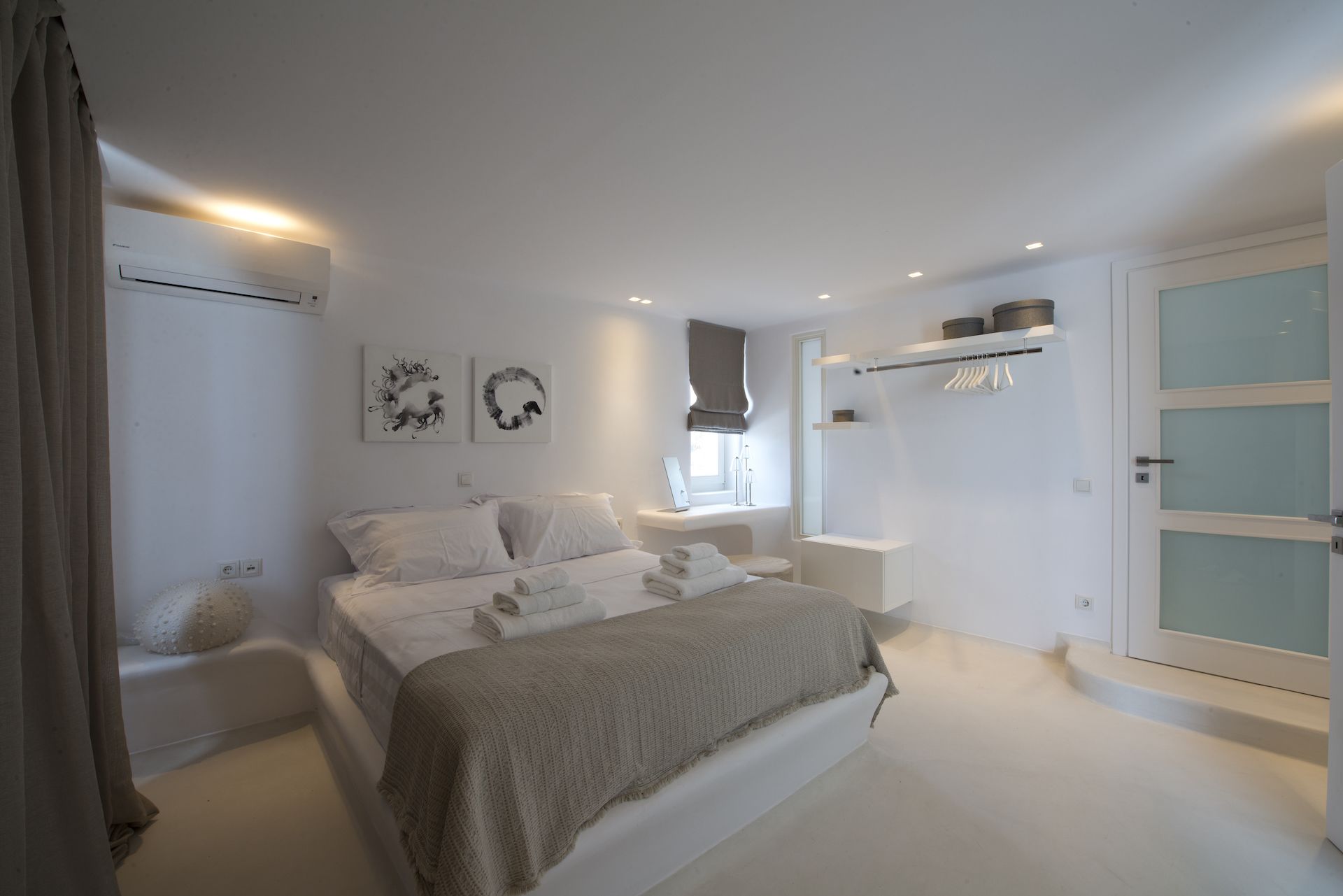 Suíte luxo, 1 quarto, acesso à piscina | 1 quarto, cofres nos quartos, escrivaninha