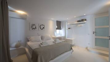 Suíte luxo, 1 quarto, acesso à piscina | 1 quarto, cofres nos quartos, escrivaninha