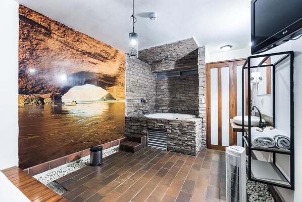 Quarto Comfort | Casa de banho | Um secador de cabelo, toalhas fornecidas 