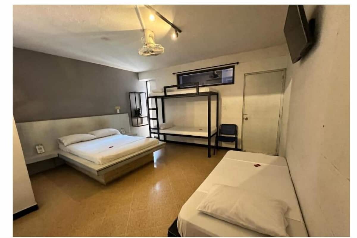 Quarto Familiar | Ferro/tábua de engomar, Wi-fi grátis, roupa de cama fornecida