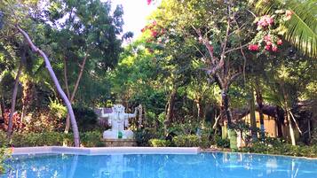 Piscina exterior, guarda-sóis, espreguiçadeiras