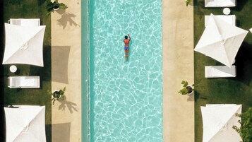Piscina externa sazonal, barracas, guarda-sóis