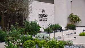 Uma área de jardim ajardinado com uma placa para Howard Resort Shihmen Dam.