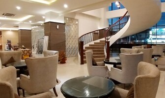 Área de estar no saguão