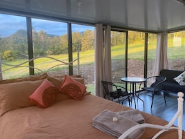 Cabana de Madeira Premier | Cofre no quarto, com decoração personalizada, ferro/tábua de engomar