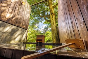 Suíte luxo, banheiro privativo, no piso térreo (Gyokoso,Open-Air Bath) | Banheiro | Secador de cabelo, chinelos, toalhas de banho, sabonete