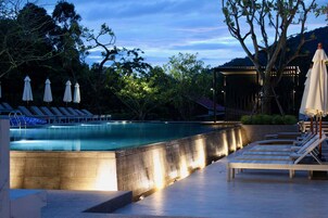 Piscina exterior, guarda-sóis, espreguiçadeiras 