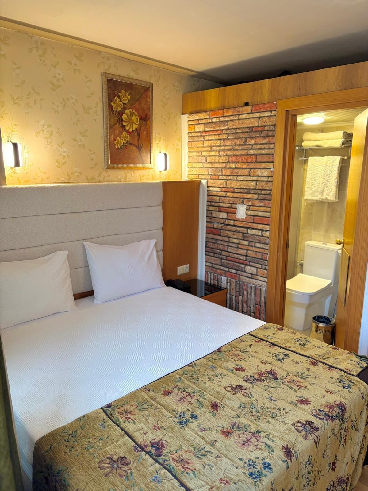 Quarto solteiro empresarial | Roupas de cama premium, camas com colchões pillow-top, Wi-Fi de cortesia