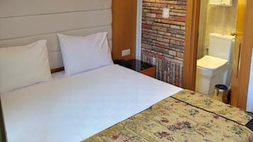 Quarto solteiro empresarial | Roupas de cama premium, camas com colchões pillow-top, Wi-Fi de cortesia