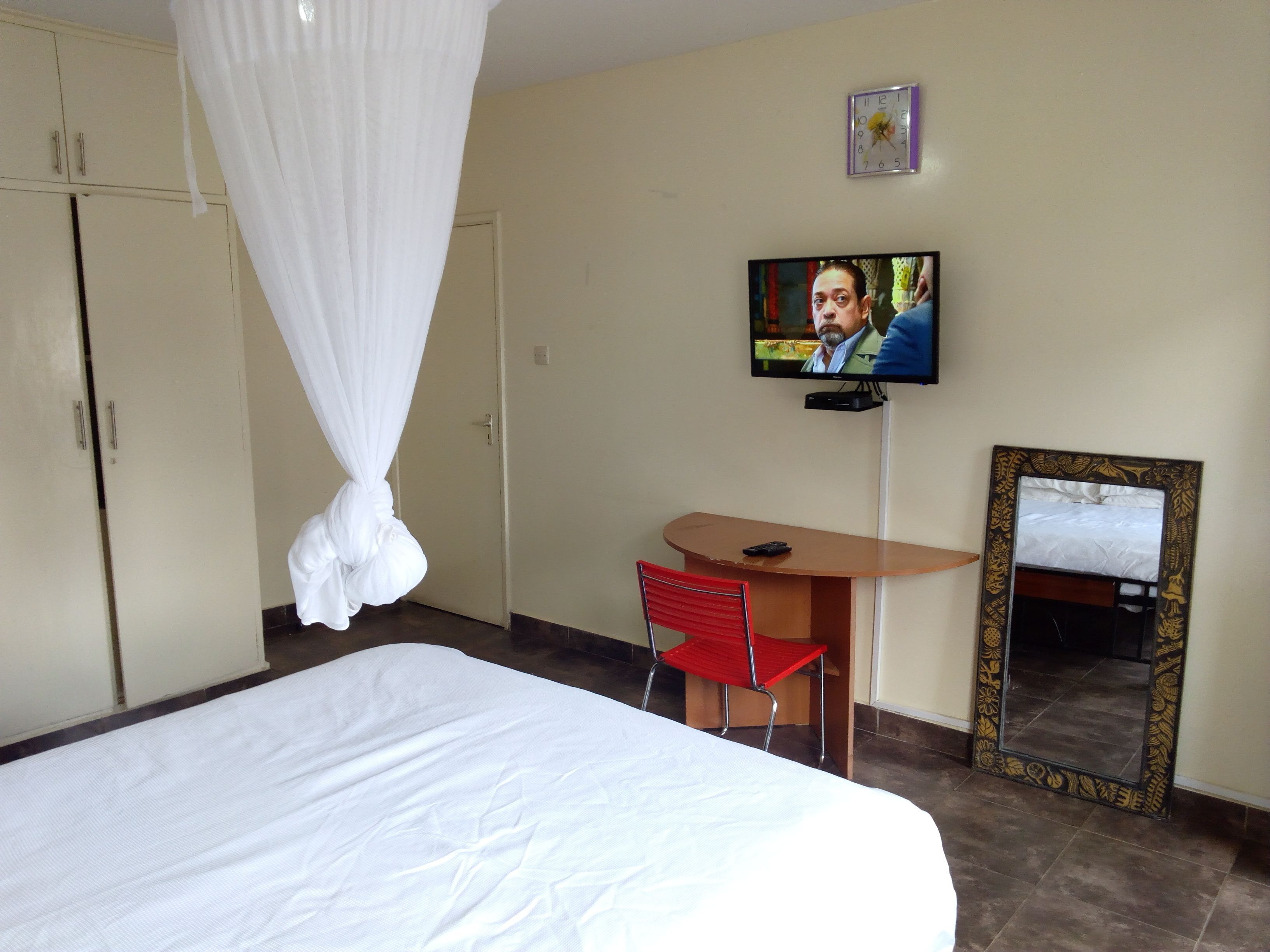 Cofre no quarto, secretária, Wi-fi grátis, roupa de cama fornecida 