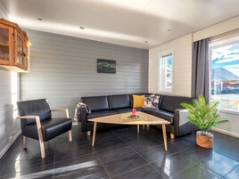 Cabana de Madeira Clássica, vista para o mar | Sala de estar | Televisor de ecrã plano de 55 polegadas com canais via satélite 