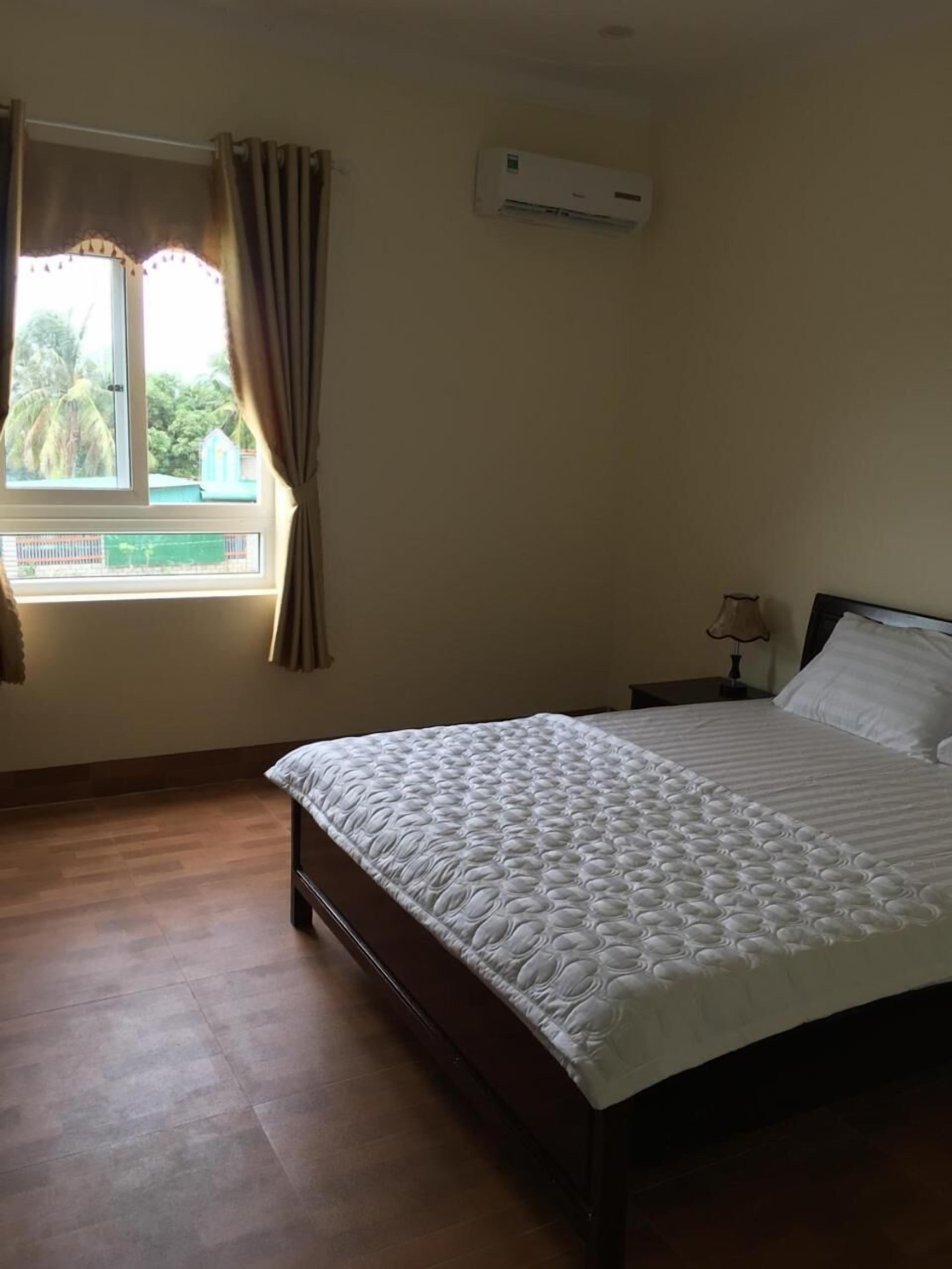 Escrivaninha, quartos à prova de som, Wi-Fi de cortesia, roupa de cama