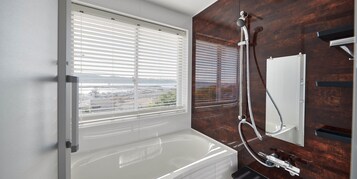 Quarto quádruplo standard | Banheiro | Banheira e chuveiro separados, secador de cabelo, roupões de banho 