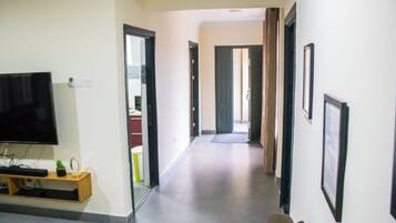 Quarto casal | Área de estar | TV 55 polegadas com canais via satélite, Netflix, brinquedos