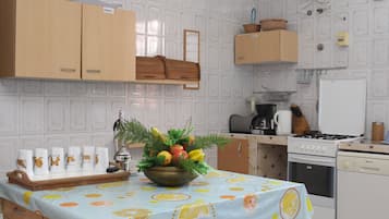 Um frigorífico/congelador grande, um micro-ondas, um forno