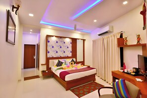 Club Room with Balcony | 1 quarto, frigobar, individualmente mobiliados, escrivaninha