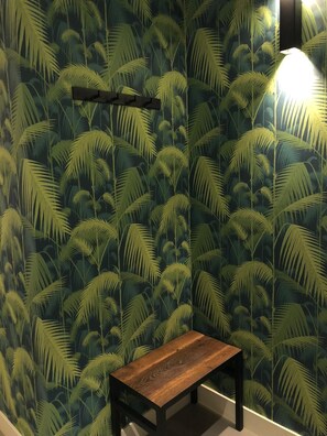 Quarto Duplo de Luxo, 1 cama king-size (front of building - Basement) | Casa de banho | Um polibã, um chuveiro fixo, produtos de higiene exclusivos 