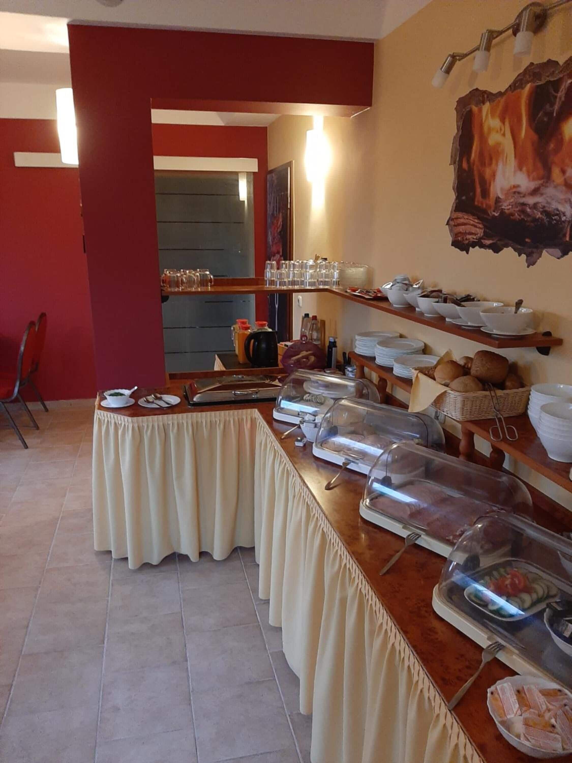 Disposição de buffet com diversos alimentos e peças de vidro em prateleiras.