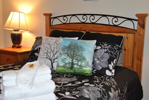 Quarto Design, 1 cama queen-size, casa de banho partilhada, vista para a piscina (M4 - The Oak Room) | Com decoração personalizada, com mobília individualizada 