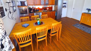 Apartamento, vista para o mar | Refeições no quarto