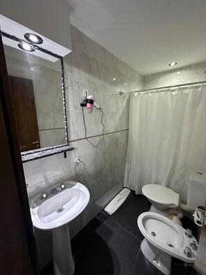 Quarto quádruplo básico, para não fumantes | Banheiro | Chuveiro, secador de cabelo, bidê, toalhas de banho