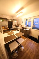 Apartamento, 3 quartos, não fumadores | Refeições no quarto