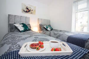 3 quartos, com decoração personalizada, com mobília individualizada 