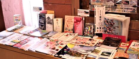 Exposição de vários livros e folhetos com texto em japonês, provavelmente materiais informativos ou promocionais.