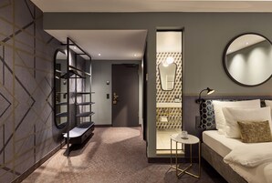 Roupa hipoalergénica, cofre no quarto, secretária 