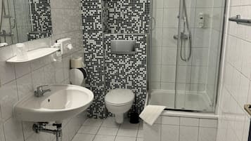 Quarto casal ou duplo standard | Banheiro | Chuveiro, chuveiro com efeito de chuva, produtos de toalete grátis