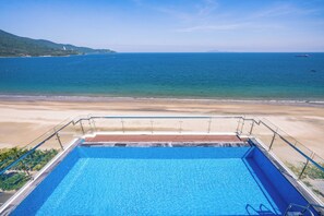 Piscina externa, guarda-sóis, espreguiçadeiras