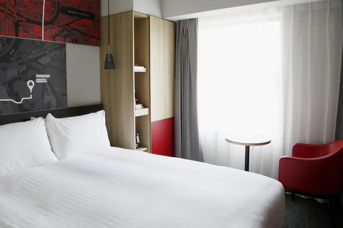 Quarto casal standard, 1 cama de casal | Cofres nos quartos, escrivaninha, cortinas blackout