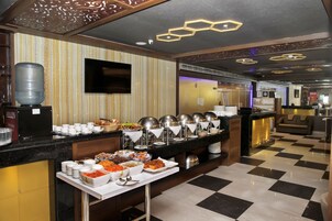 Pequeno-almoço tipo buffet diário mediante uma taxa 