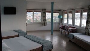 Quarto Triplo Standard | Minibar, berços/camas para crianças grátis, Wi-fi grátis 