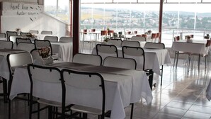 Pequenos-almoços, almoços e jantares servidos 