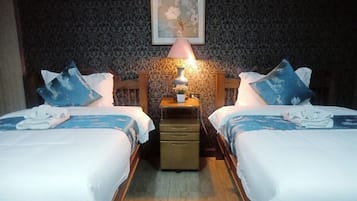 Quarto duplo luxo | Roupas de cama premium, edredons de pluma, camas Select Comfort