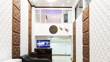 Área de estar no saguão